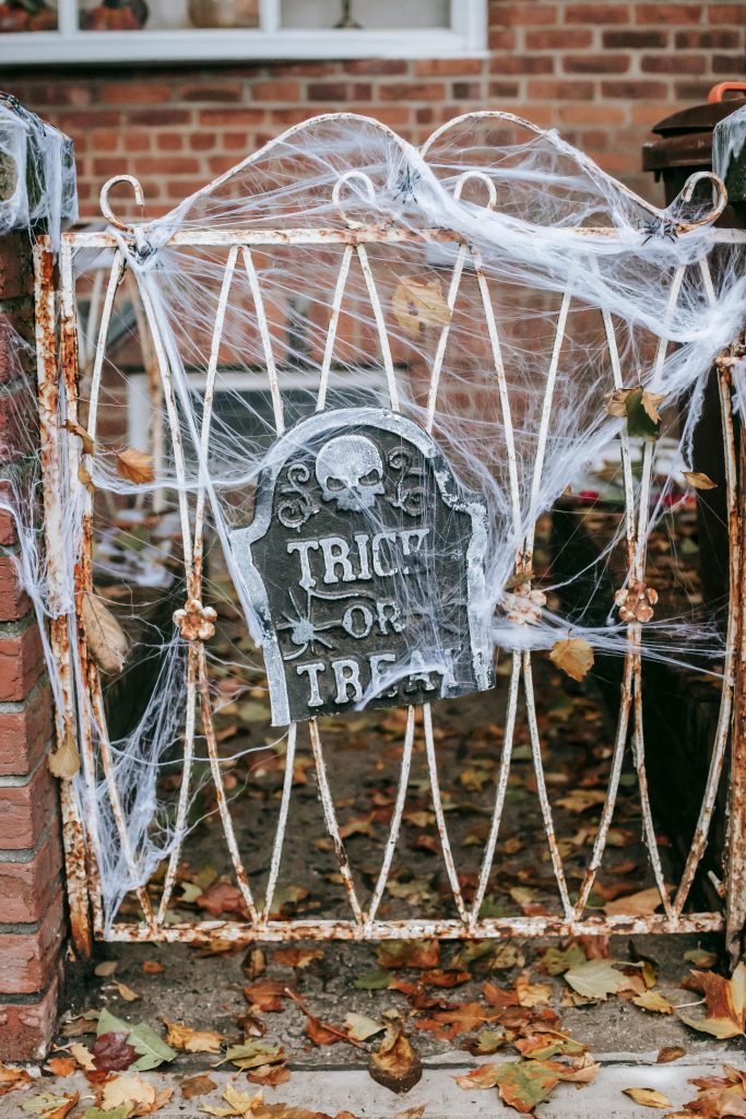20 Haunting Halloween Gate Decorations to Give Guests Goosebumps - Lava ...